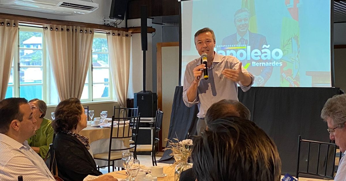 Napoleão Bernardes reúne líderes políticos e convidados para prestar ...