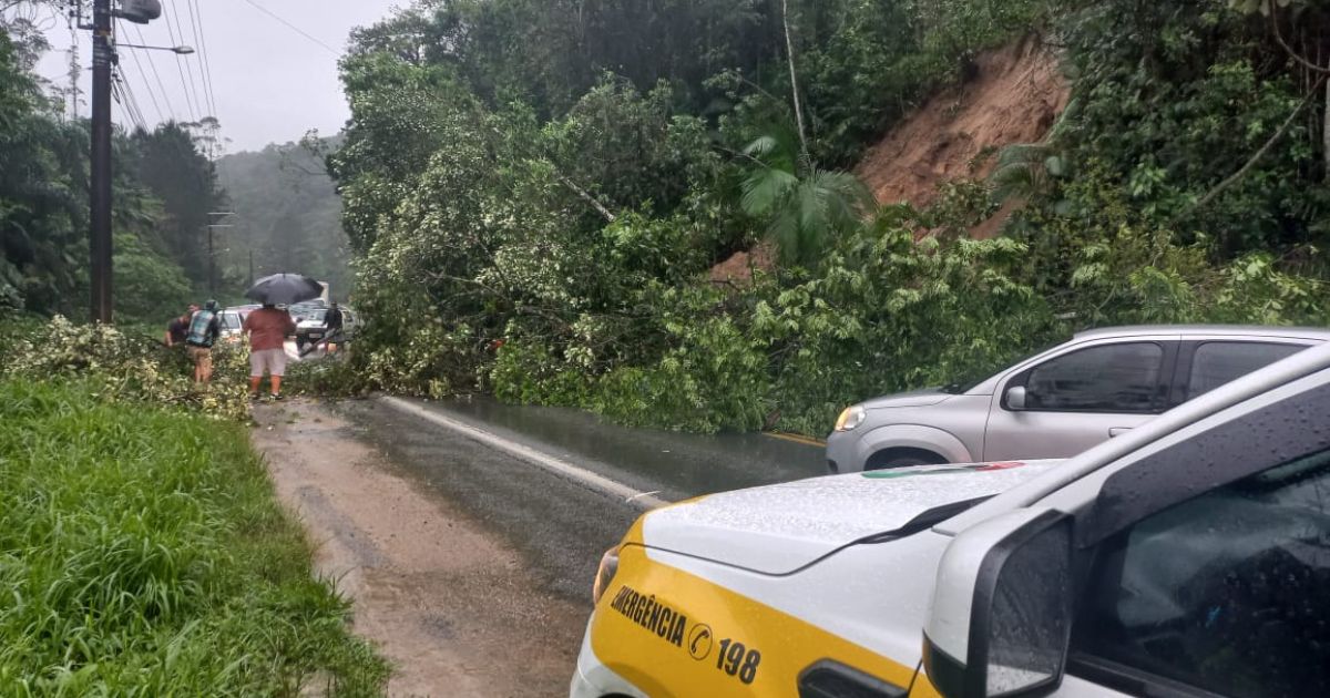 Deslizamento de terra é registrado na SC-108, em Blumenau
