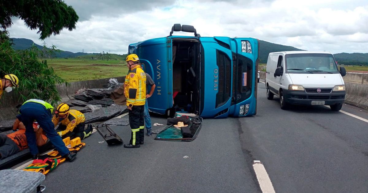 Ciclista é atingido por carga de madeira após caminhão tombar na BR-470 ...