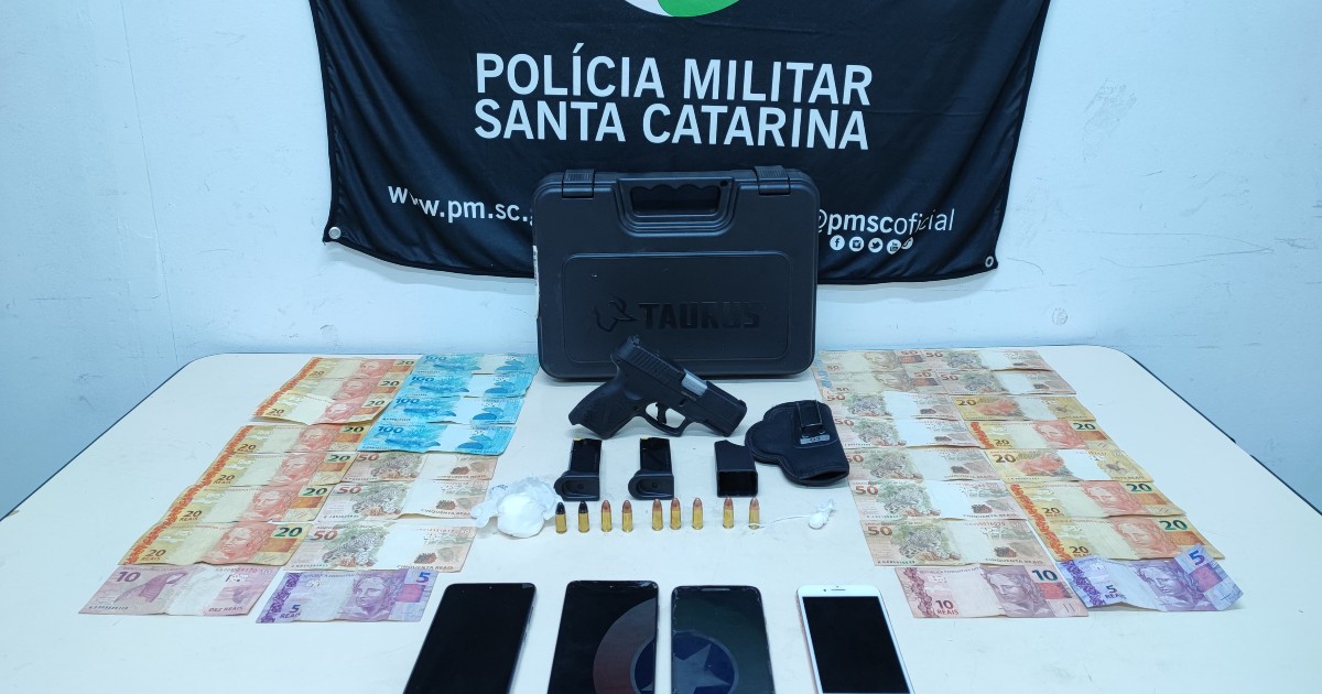 Dupla Que Negociava Arma De Calibre Restrito Dentro De Carro é Presa Em