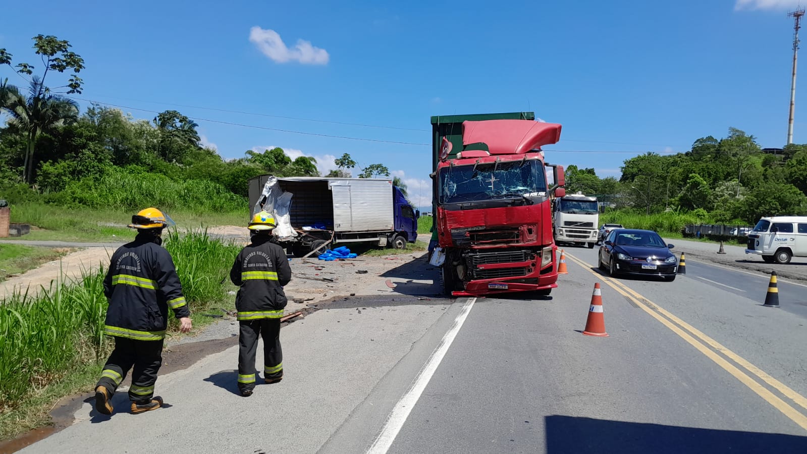 Acidente entre dois caminhões causa filas na BR-470, entre Indaial e Blumenau