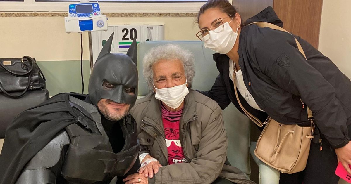 Catarinense vence câncer e se torna Batman para visitar hospitais
