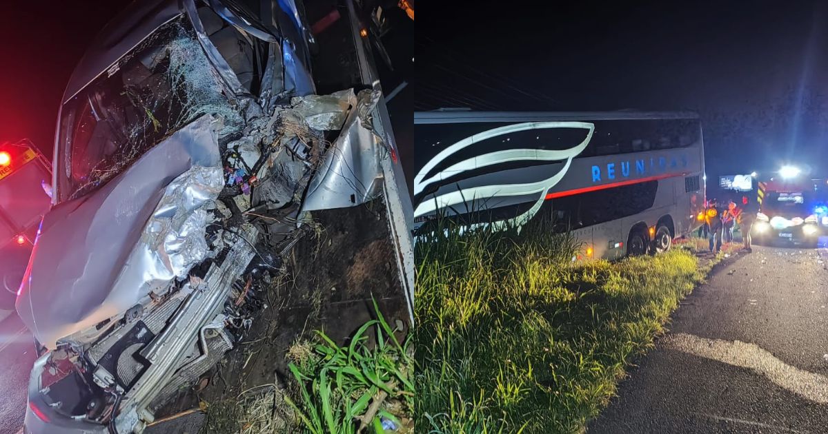 Ônibus colide com carro e fica suspenso em barranco após acidente na BR-470, em Rodeio