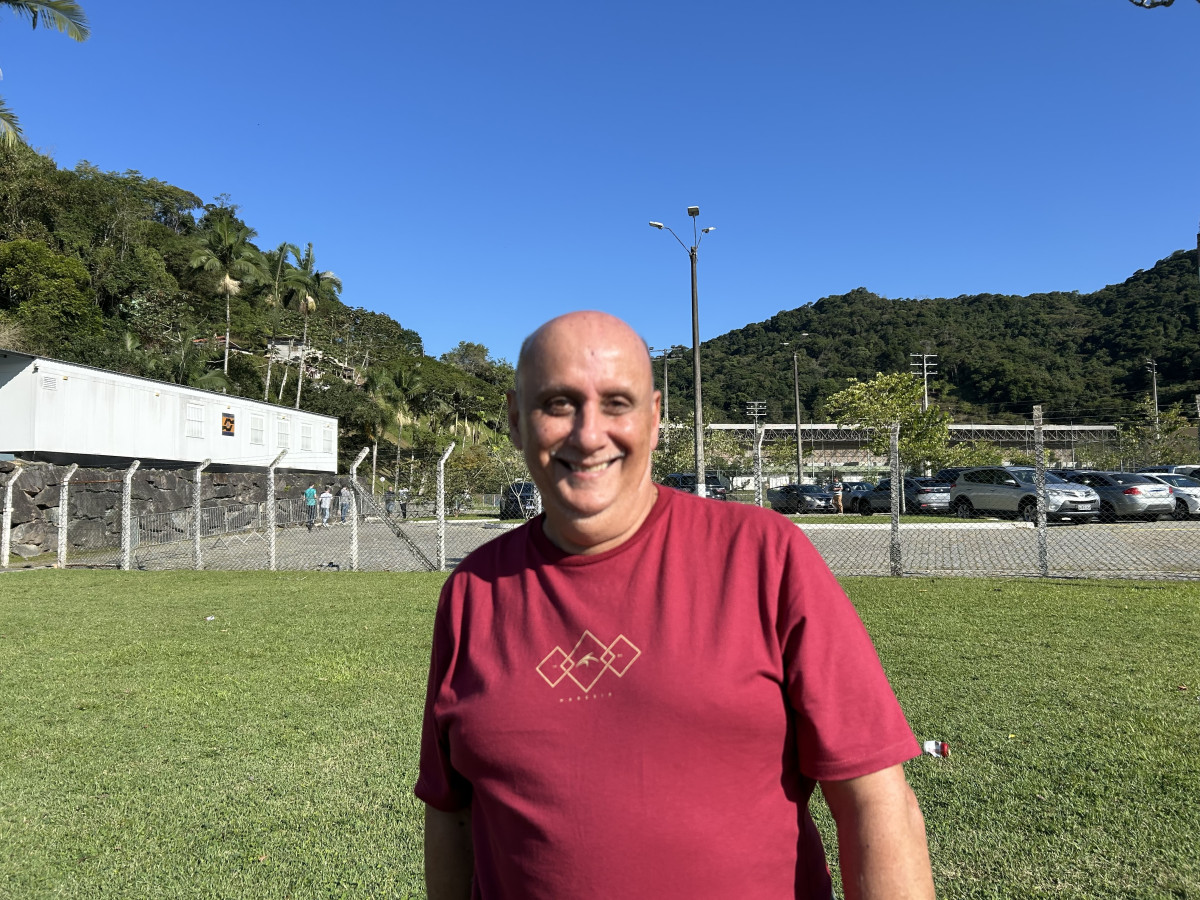 Com casa cheia, torcida celebra volta do futebol ao Sesi no clássico Metropolitano x BEC