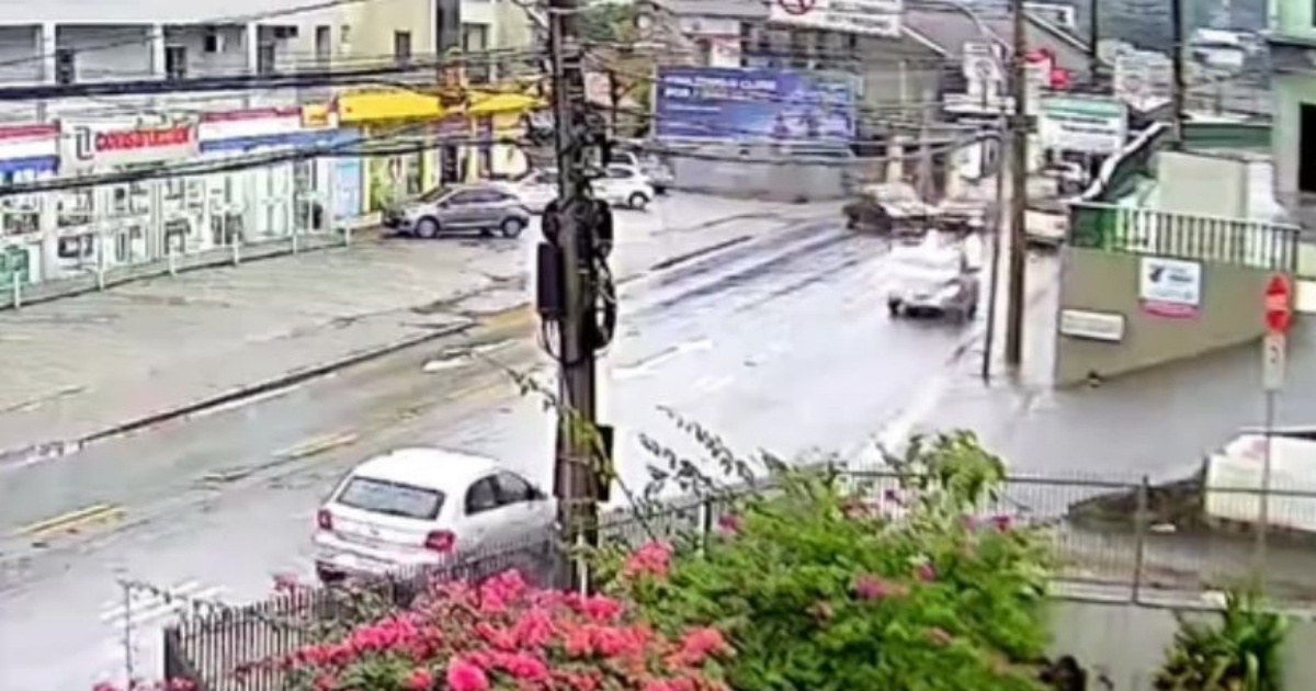 VÍDEO - Mulher perde controle de carro na curva da rua General Osório e colide com outro veículo ...