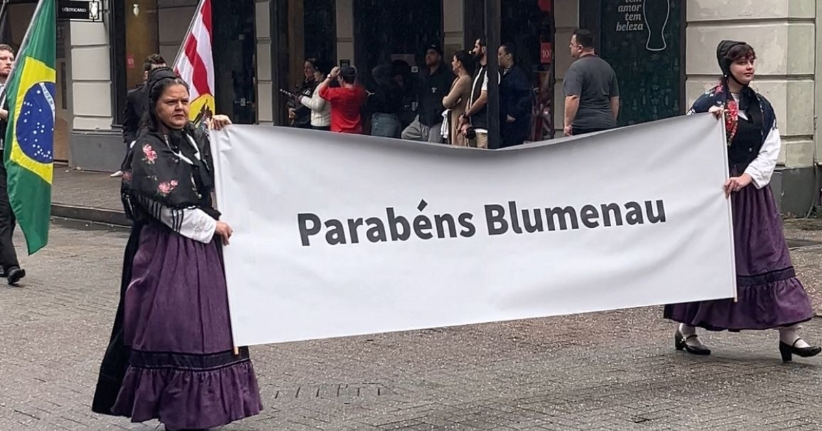 VÍDEO - Sob chuva, Blumenau celebra 175 anos com desfile na rua XV de Novembro
